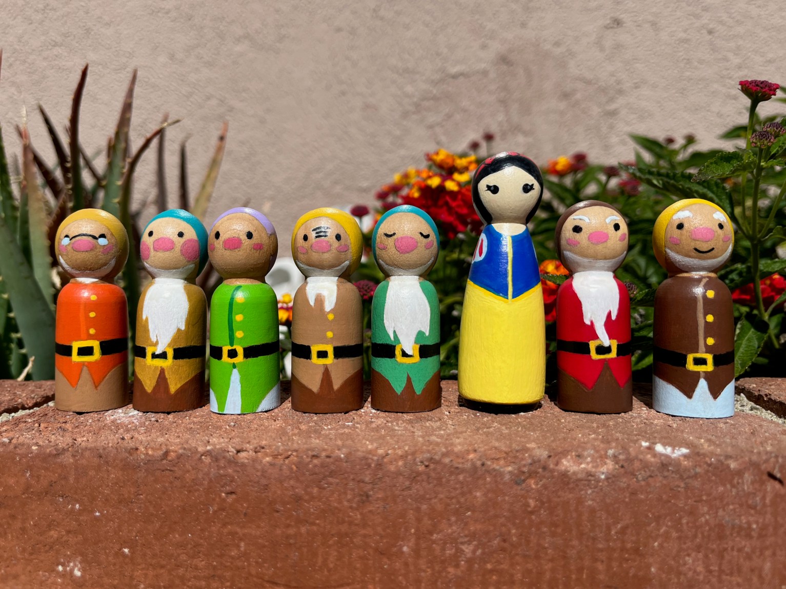 DIY – Snow White and the Seven Dwarfs Peg Dolls – Whole Heartily